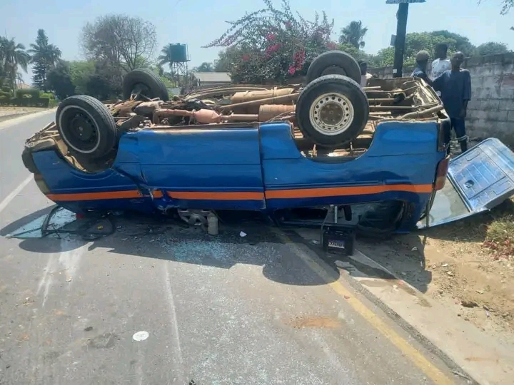 MINIBUS DRIVER,CONDUCTOR FLEE AFTER CRASH INJURES 10 - The Zambian Observer